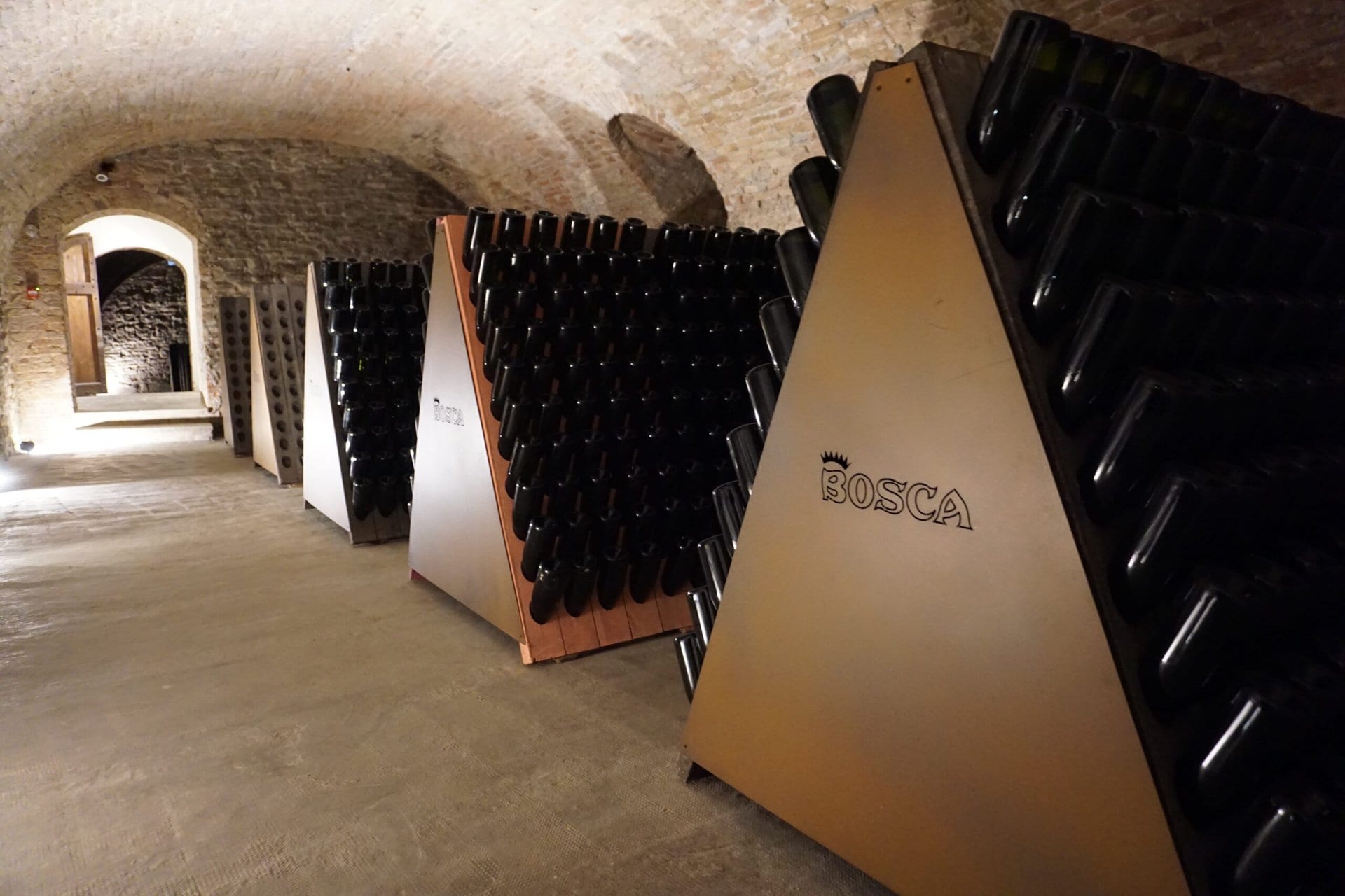 Nelle cattedrali sotterranee di Canelli: cantine Bosca • Decanto ...